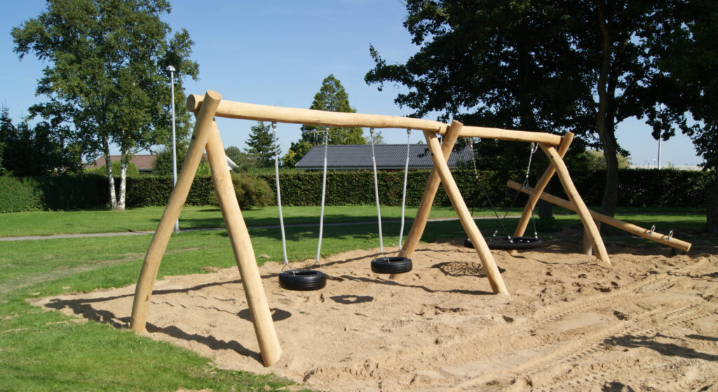Robinia swing with 1 Ø120 bird nest swing og 2 tyre swings - Guldborg ...